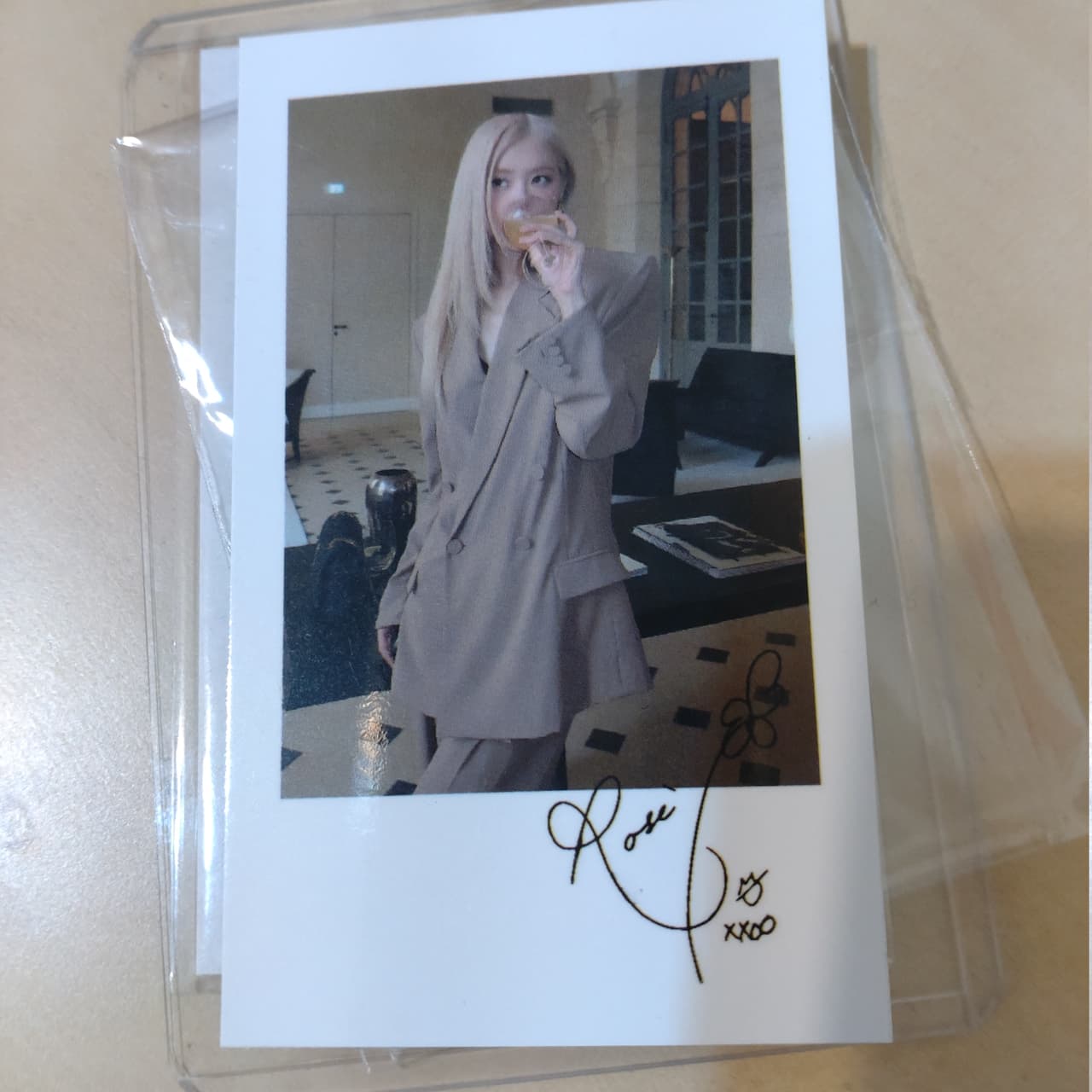 #詢問 ROSÉ 拍立得 出處（已解決） - 追星板 | Dcard