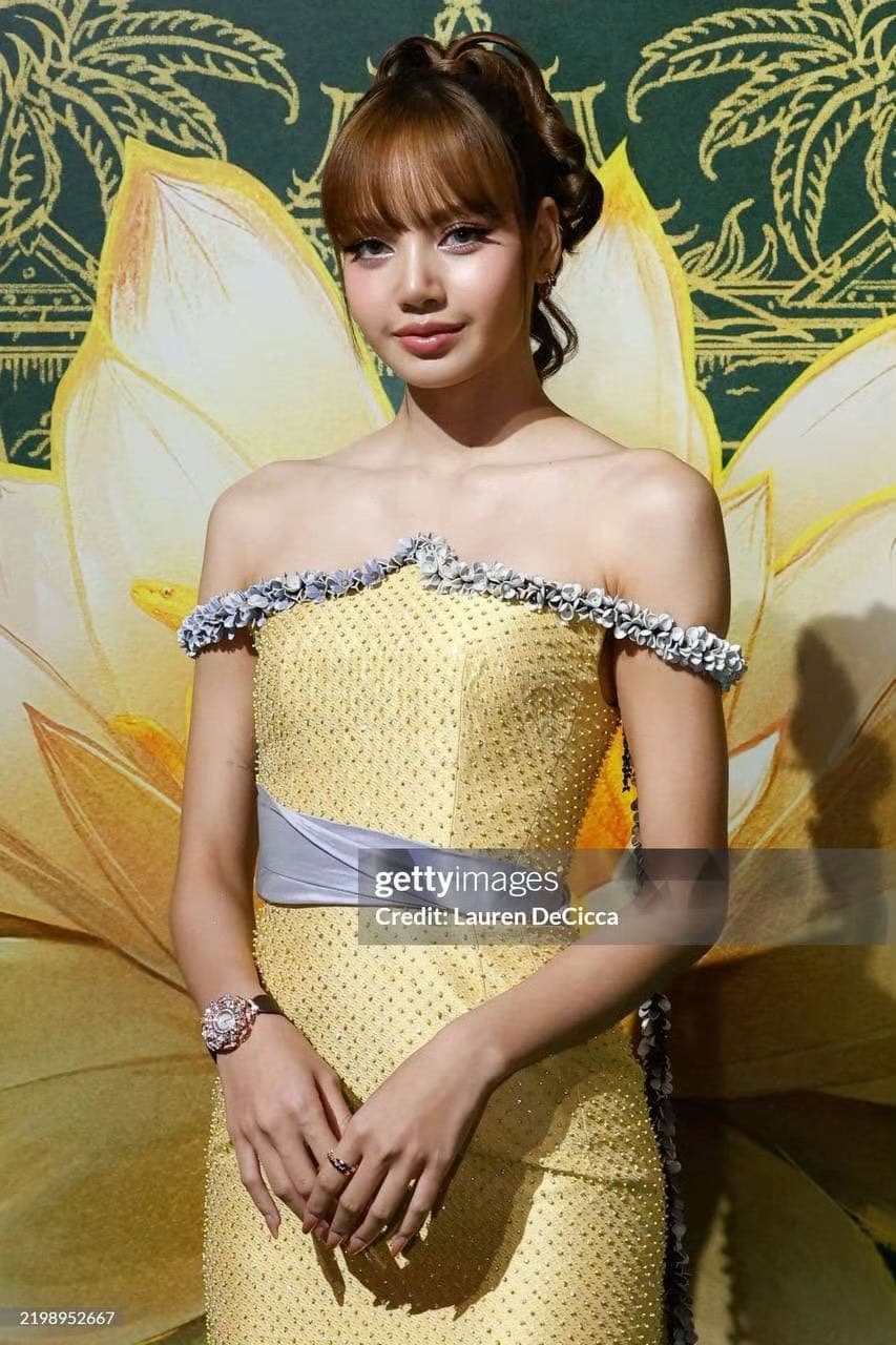 #分享 LISA出席《白蓮華大飯店》第三季泰國首映會 - BLACKPINK板 | Dcard