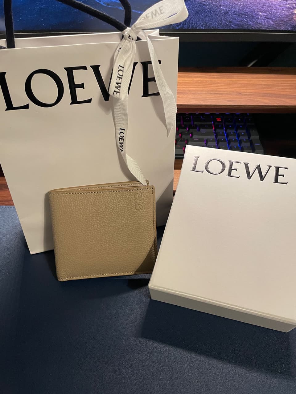 #開箱 南山微風購入LOEWE 男生短夾 - 精品板 | Dcard