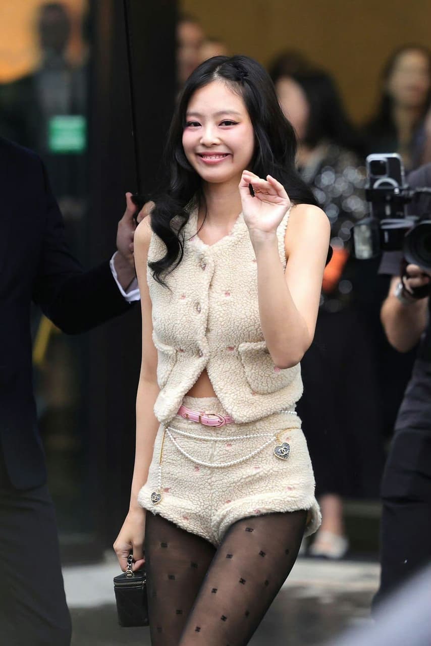 #時尚 JENNIE出席CHANEL 2024 巴黎春夏時裝周 - BLACKPINK板 | Dcard