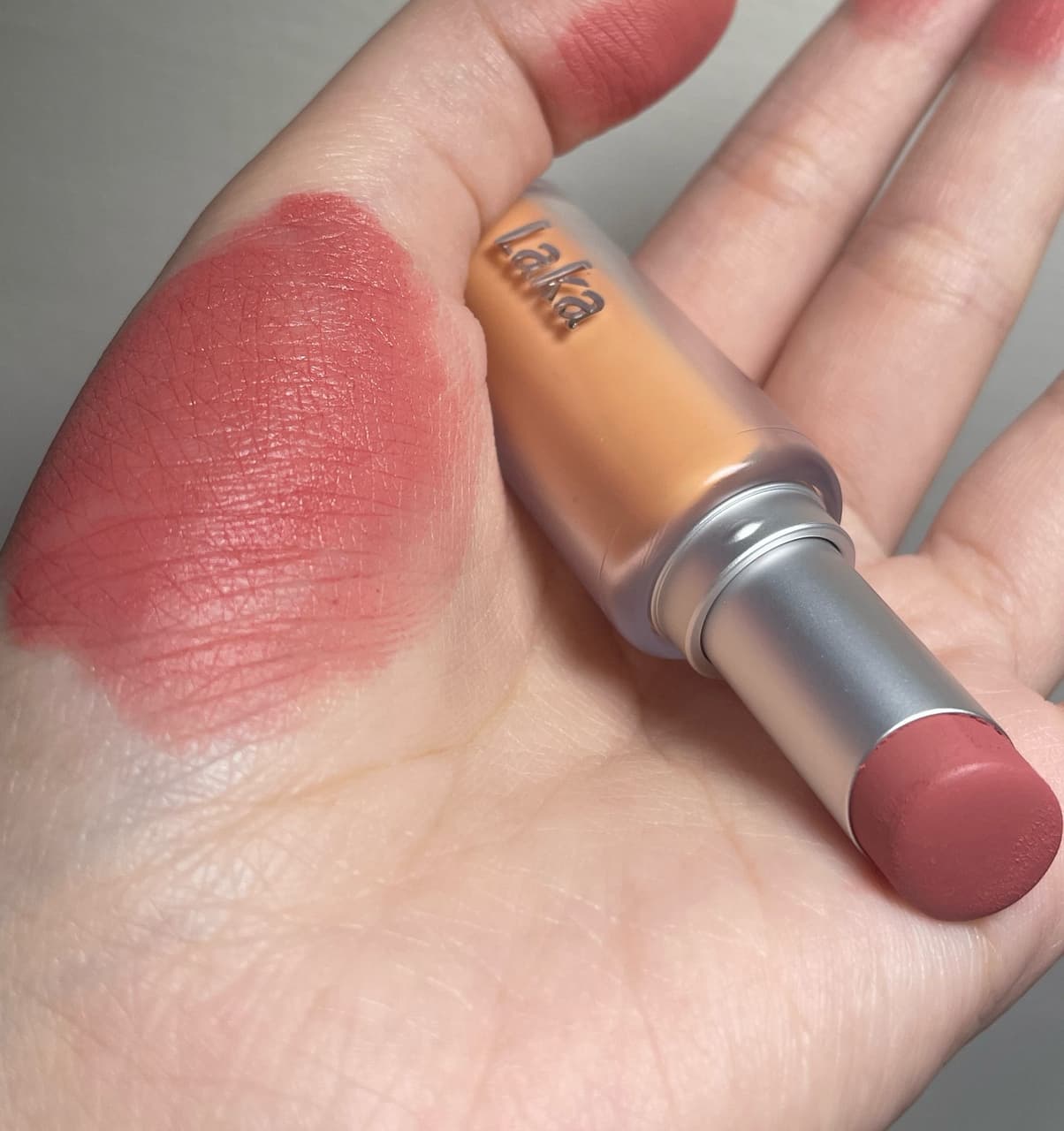 #試色 真實測評💄LAKA濃霧豐唇持色唇膏 401 LOW PINK - 美妝板 | Dcard