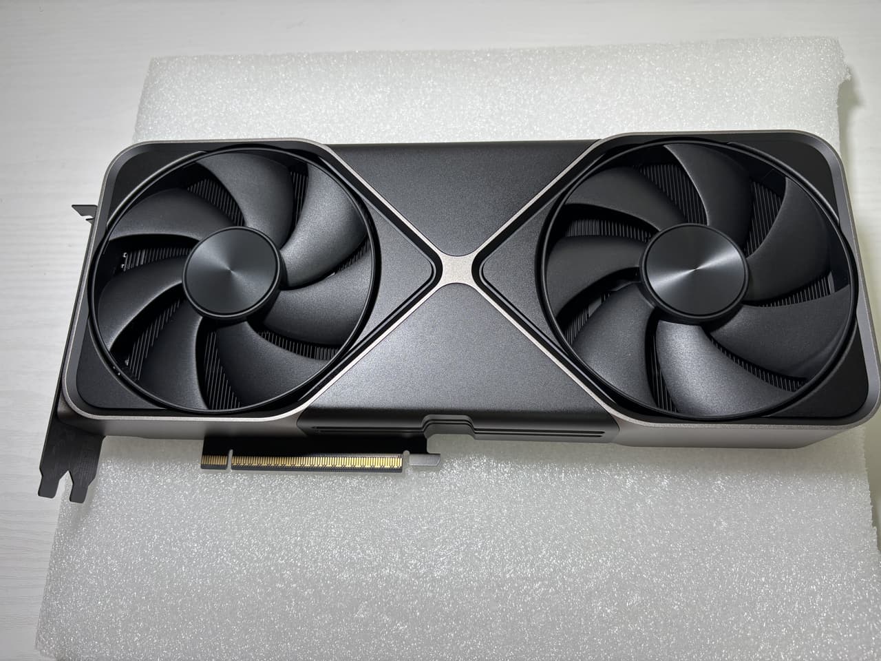 【開箱】「工業藝術品！小機殼不想錯過的愛卡～」NVIDIA GeForce RTX 5080 Founders Edition 創始版 - 3C板 | Dcard