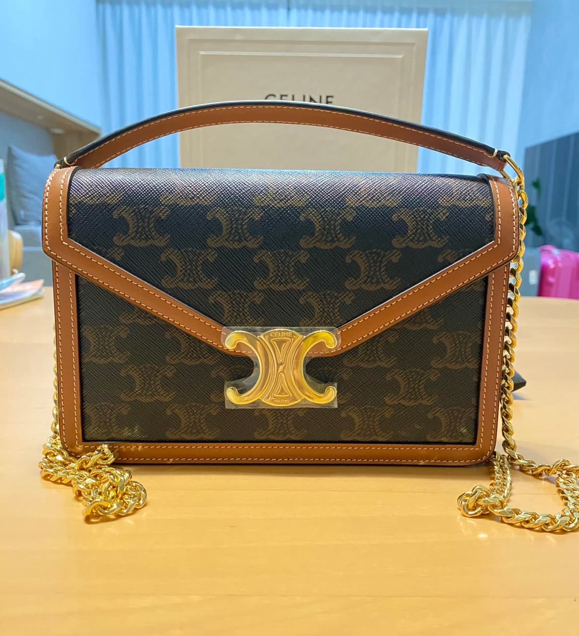 #我要賣 全新Celine woc老花凱旋門 WOC 鏈條包 信封包 日本專櫃正品 - 二手交易板 | Dcard