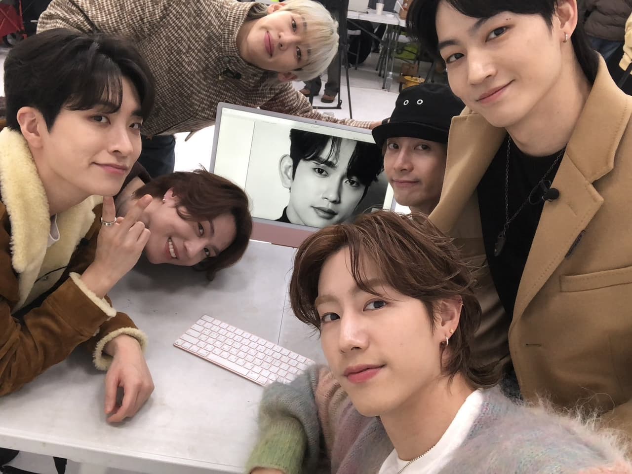 #分享 [theqoo]今天公開的GOT7成員們聚在一起拍的一張照片.jpg - GOT7板 | Dcard