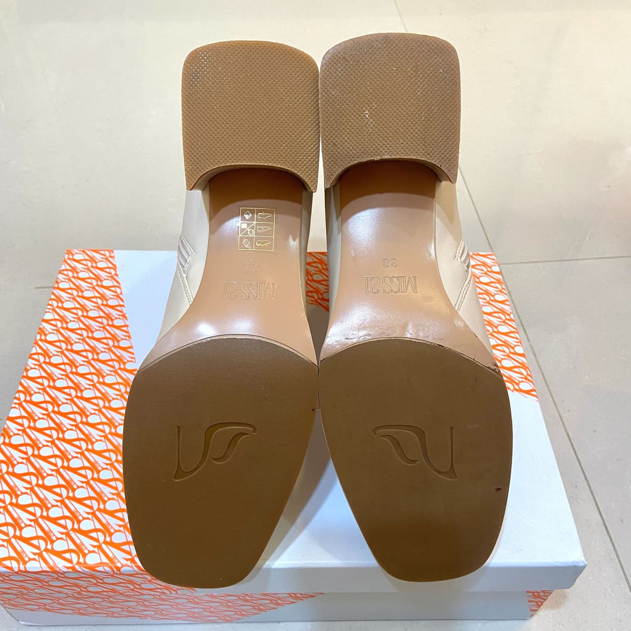 #我要賣 MISS 21 方頭高跟短靴 (米色） - 二手交易板 | Dcard