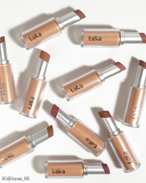 Laka 新品 「濃霧豐唇持色唇膏」試色 - yan's makeup (@isyan_05) | Dcard