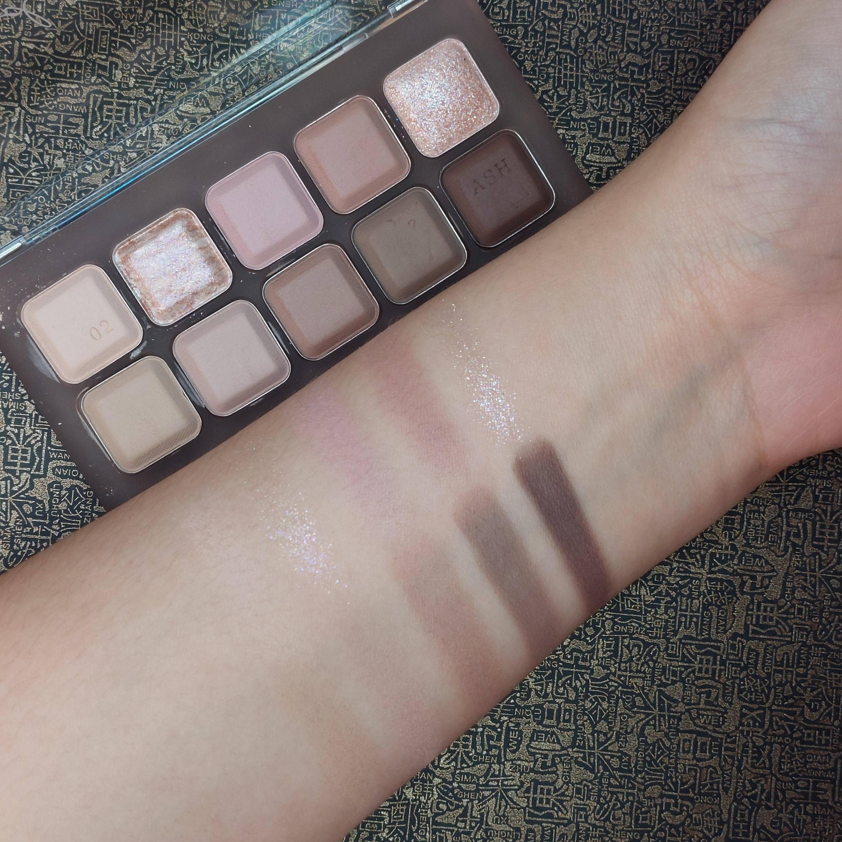 #試色 Lilybyred 心情鍵盤眼影盤 02 Ash Mauve - 美妝板 | Dcard