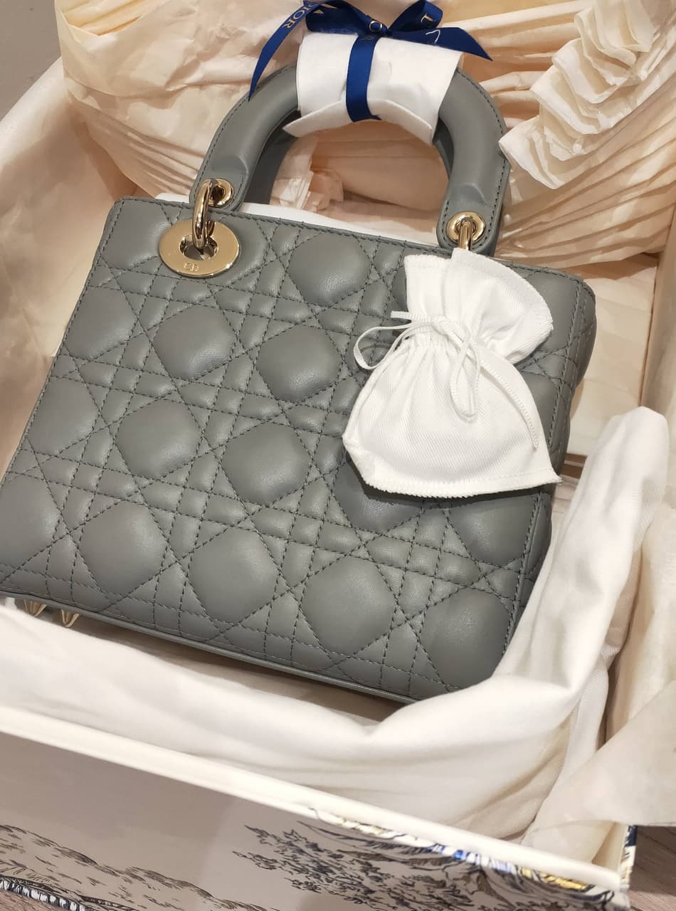 #分享 白、灰Lady Dior+小雞黃限定名片夾+2023新年禮 - 精品板 | Dcard