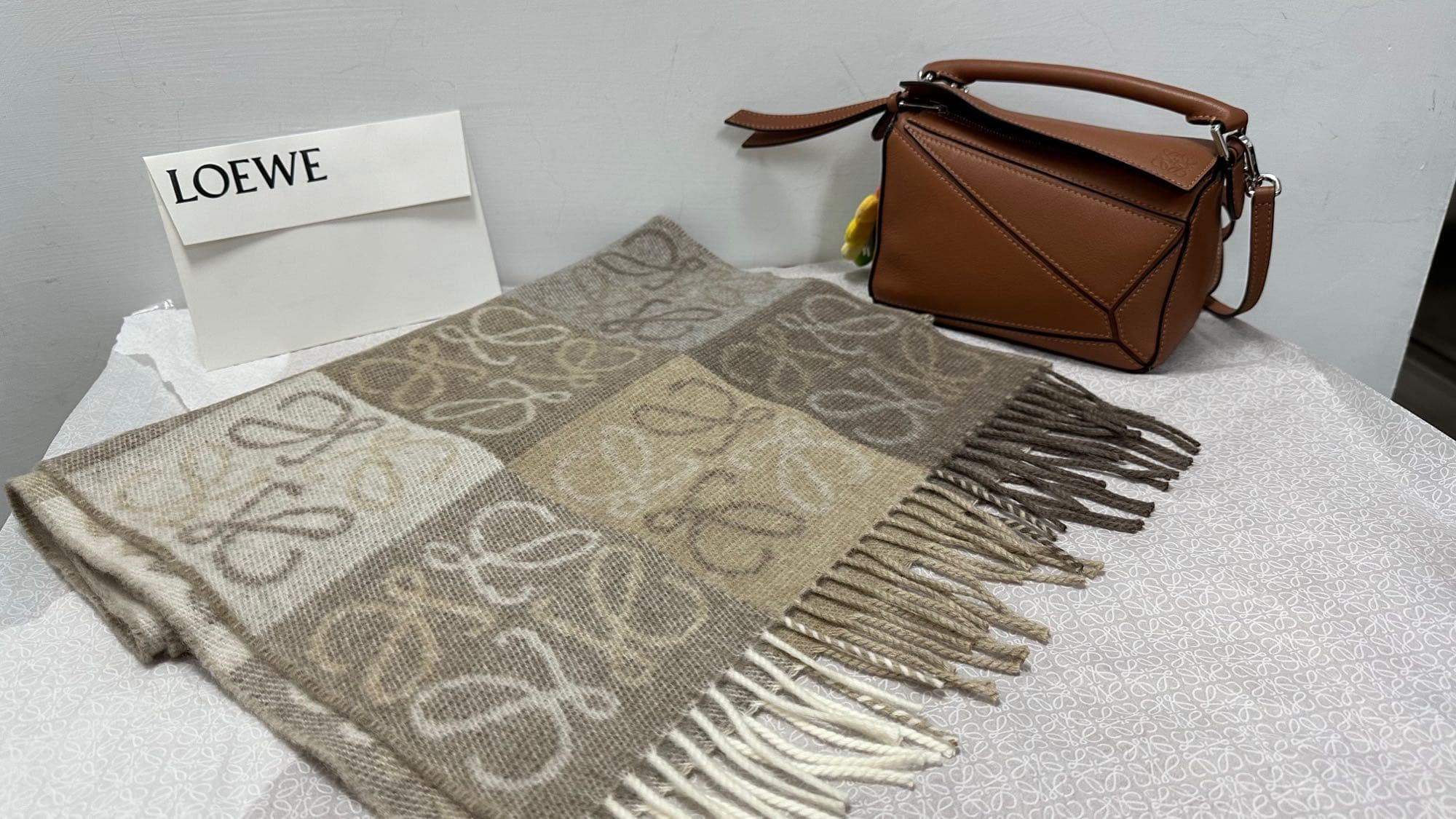 #開箱 #分享 LOEWE 奶茶圍巾 - 精品板 | Dcard