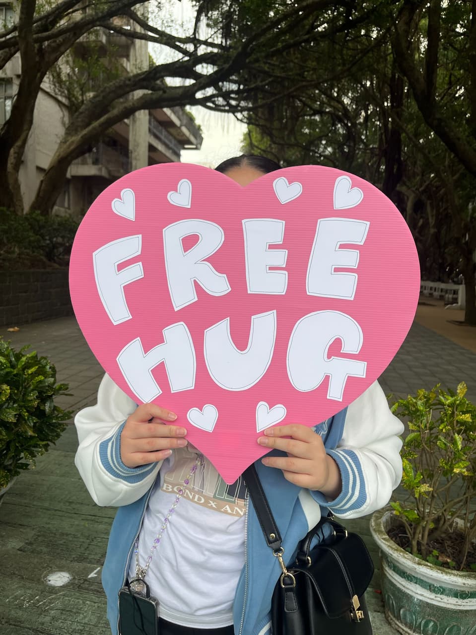 Free hug - 淡江大學板 | Dcard