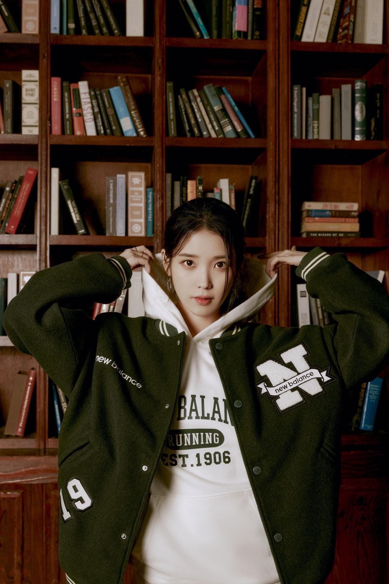 #詢問 #詢問 IU穿的new balance棒球外套 - 穿搭板 | Dcard