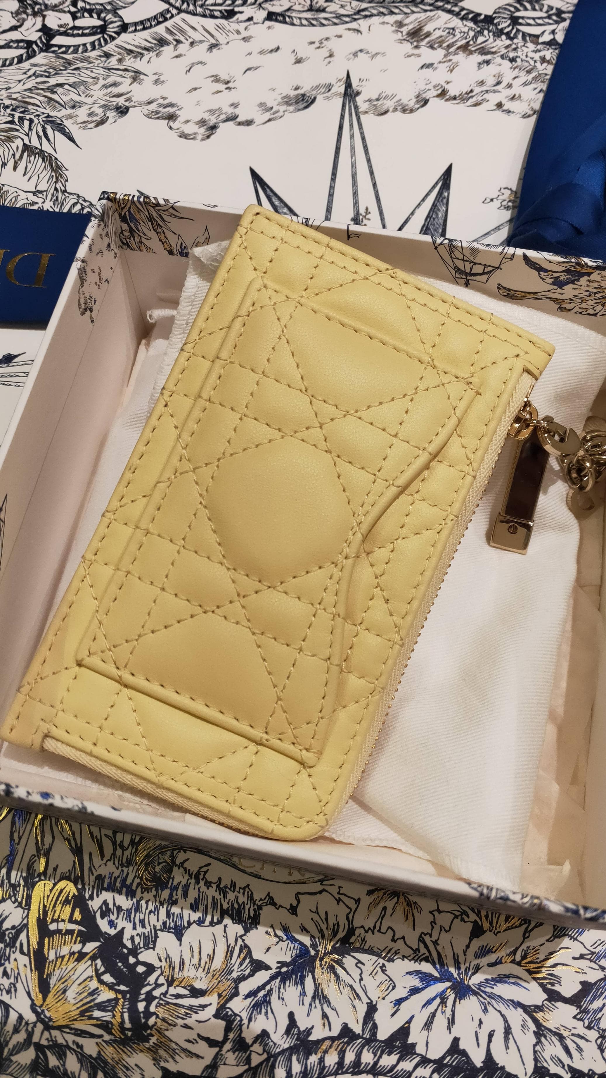 #分享 【🐠的Dior收藏】白、灰Lady Dior+小雞黃限定名片夾+2023新年禮 - 精品板 | Dcard