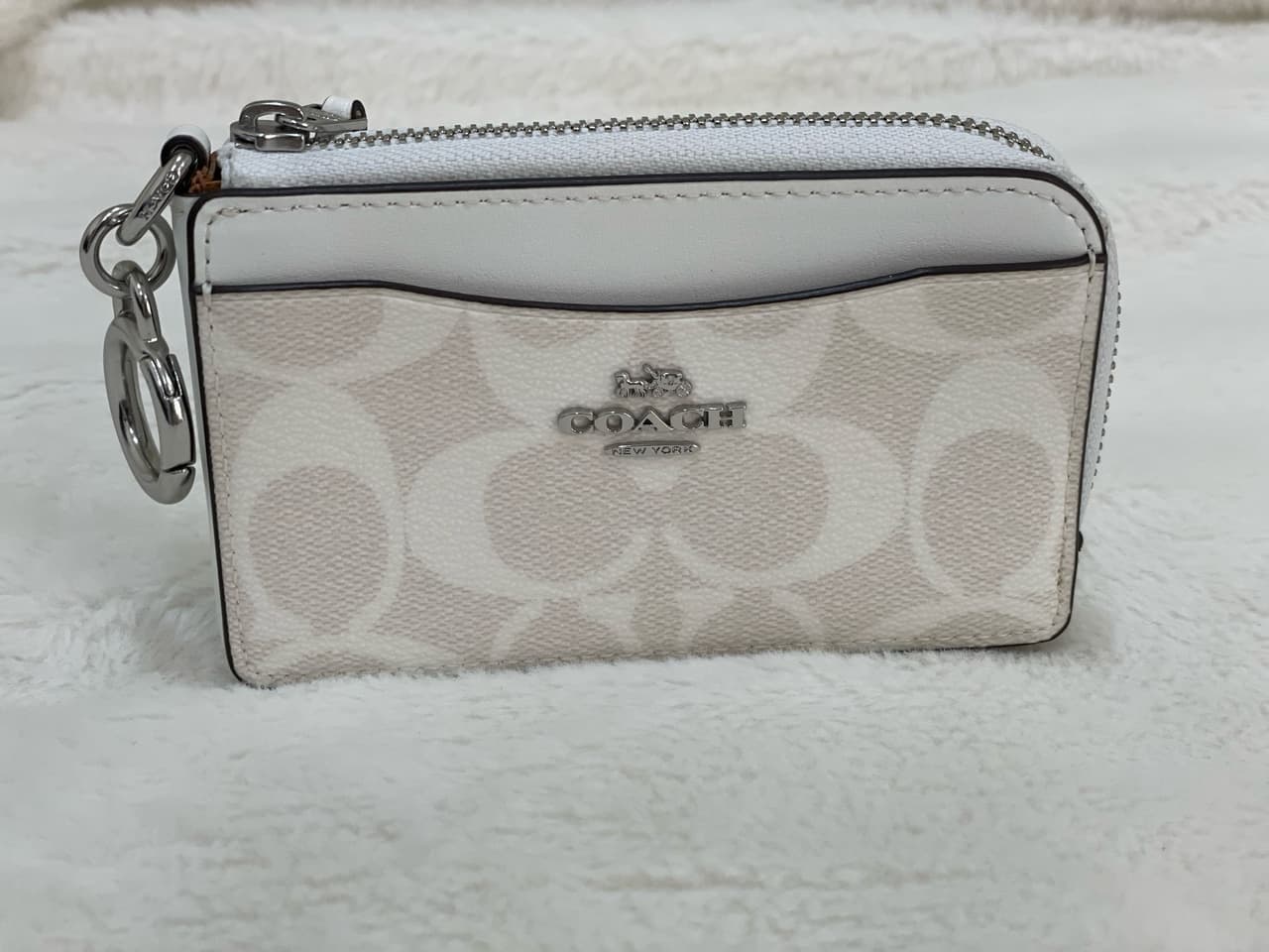 #我要賣 ｜降價｜coach冰川白老花零錢包 - 二手交易板 | Dcard