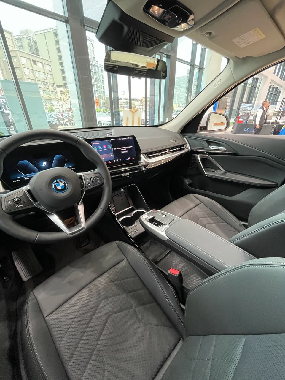 THE BMW IX1 20 eDrive 更容易入手的電動車來了！ - 汽車板 | Dcard