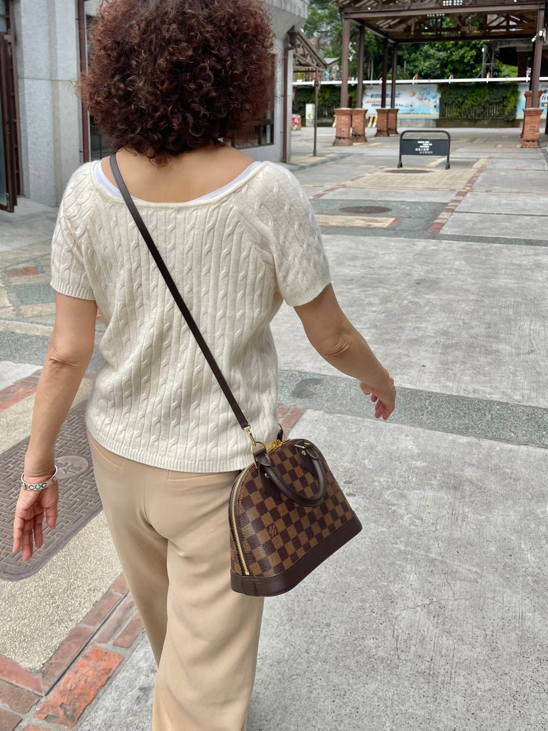 #開箱 母親節禮物，LV Alma BB 棋盤格，媽媽開心～（Alma BB Damier Ebene）附實際上身照。 - 精品板 | Dcard