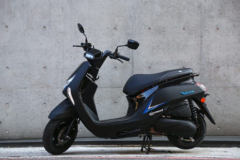 【我潮故我在】步入大學新階段，讓梁云菲、百勒絲帶你騎著SYM VEGA 125潮爆新訓hold住全場！ - B521 留言 | Dcard