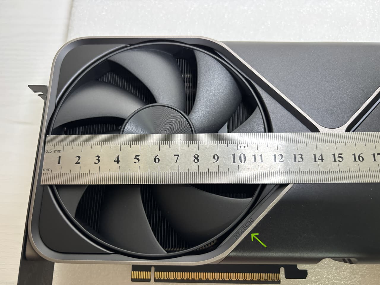 【開箱】「工業藝術品！小機殼不想錯過的愛卡～」NVIDIA GeForce RTX 5080 Founders Edition 創始版 - 3C板 | Dcard