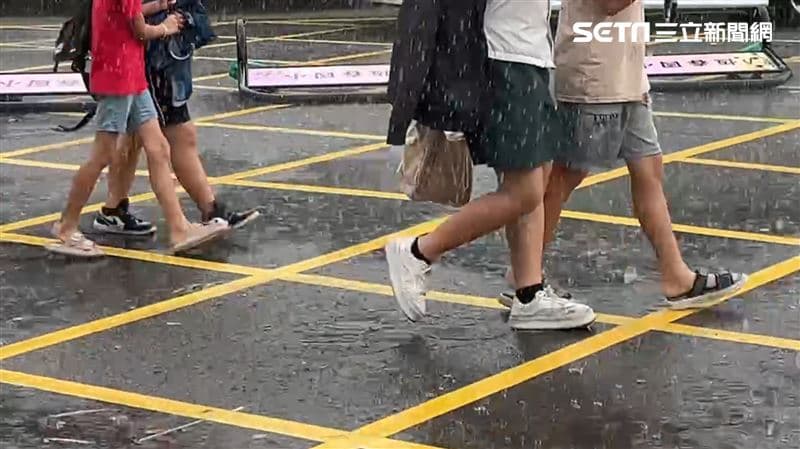 放颱風假1原因不快樂！OL哀嘆「長大了」 一票看傻：妳只是奴 - SETN三立新聞網 (@setn54) | Dcard