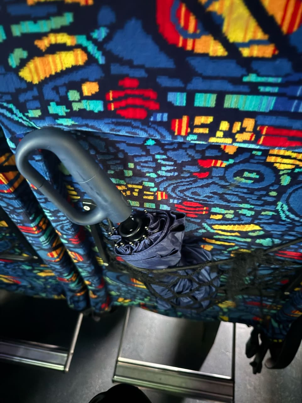 谁的雨伞放在lrt bus上面 - APU板 | Dcard