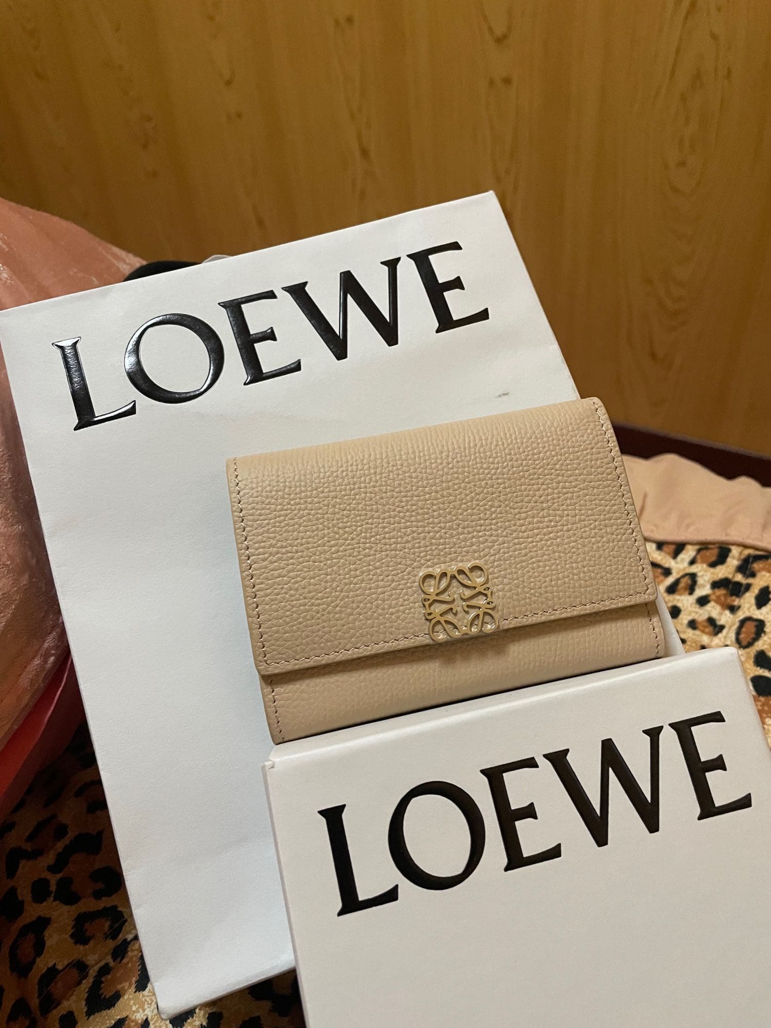 #開箱 LOEWE 小牛皮立式錢包 - 精品板 | Dcard