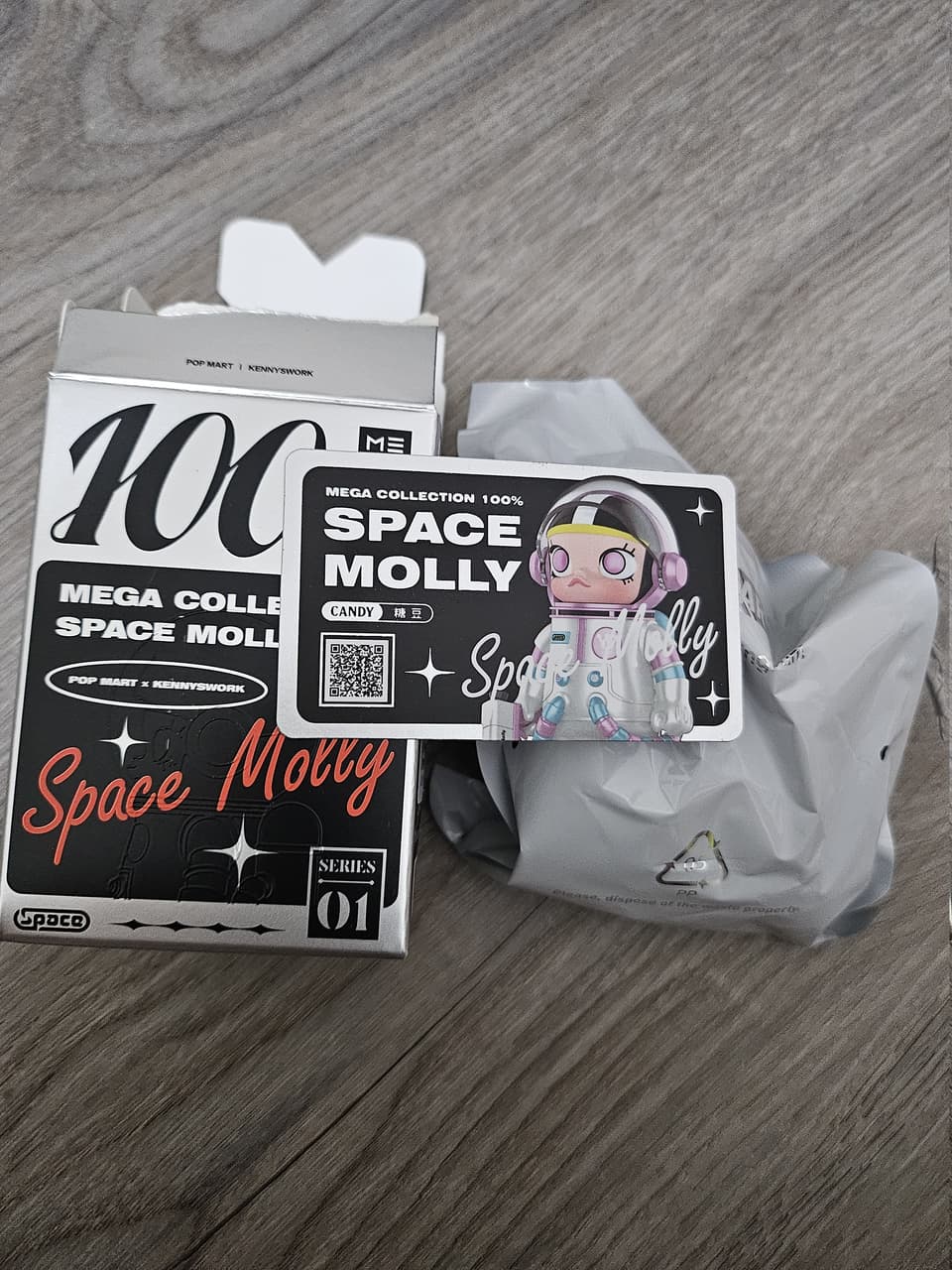#交換 泡泡瑪特 [已換]Mega space Molly 100% 多一隻糖豆想換其他 - 玩具板 | Dcard