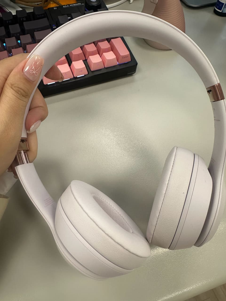 #我要賣 Beats solo 4 耳罩式耳機 粉色 近全新 - 二手交易板 | Dcard