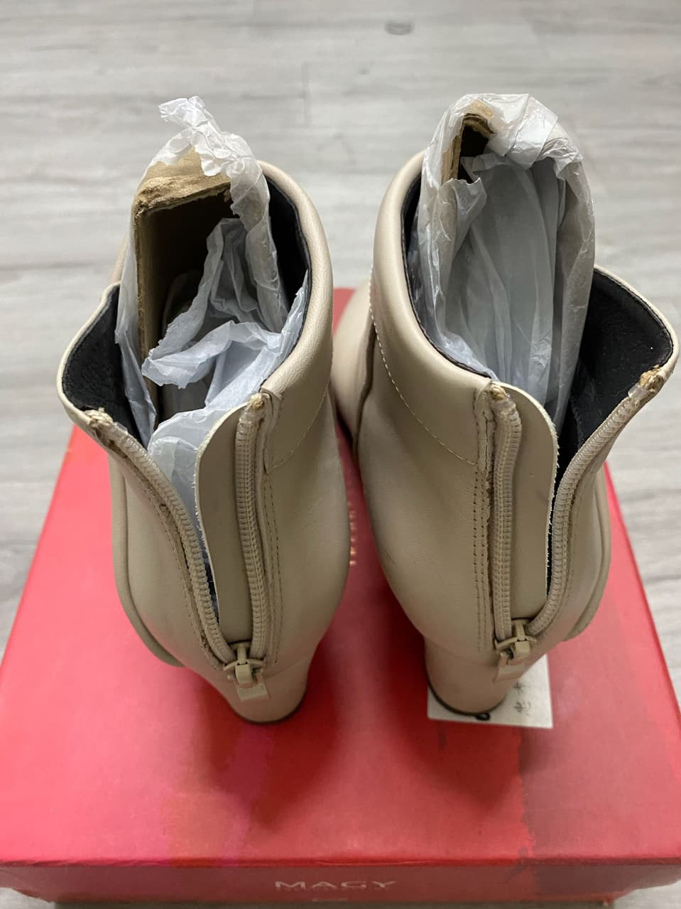 #我要賣 MAGY 白色真皮短靴 23號（有盒）降價 - 二手交易板 | Dcard