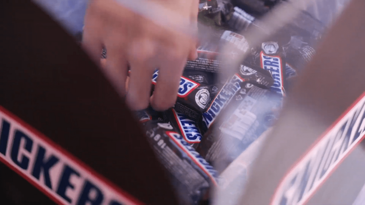 #現場直擊🔍 文化大學捕獲野生主委和Zona🤩 SNICKERS擊敗餓魔挑戰賽🍫 抓棒機遊戲超好玩💓把Airpods和千元獎金帶回家💫 - 有趣板 | Dcard