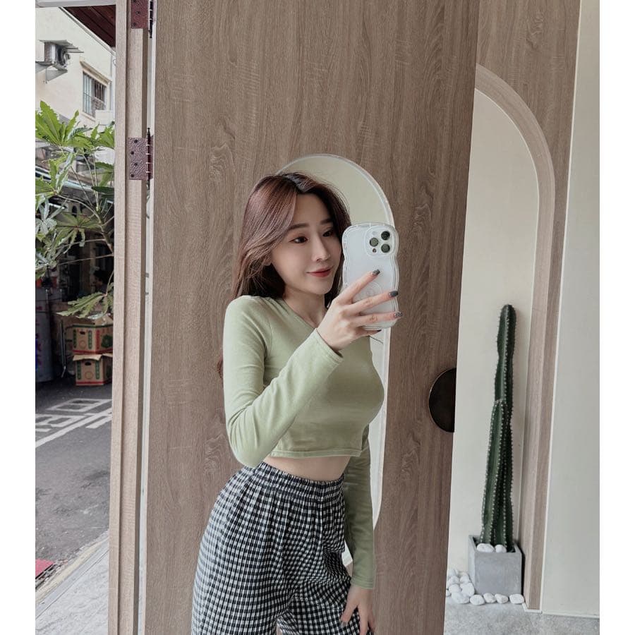 獨家自訂-短版薄長袖-4色 後V露腰上衣 短版上衣 T恤 長袖上衣 - 風一般的女子 (@crklyj) | Dcard