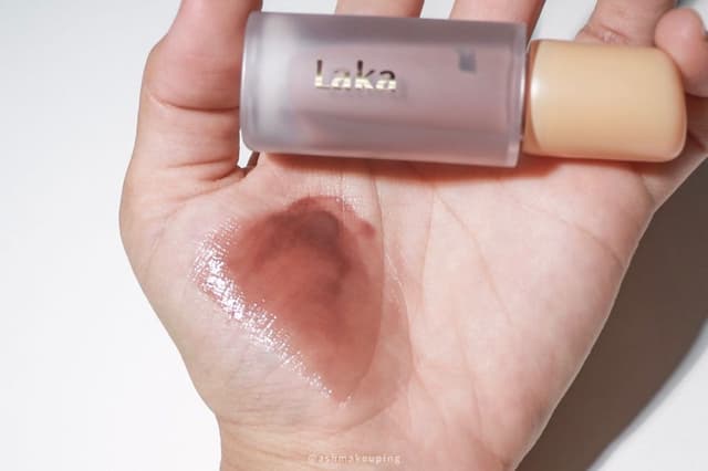 #試色 laka 水光唇釉初體驗 #121 Ash Nut - 美妝板 | Dcard