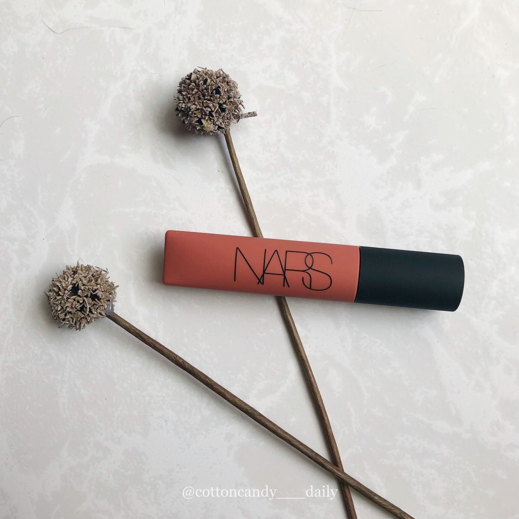 ☁️🍬’s NARS 雲霧唇釉 THRUST 柔霧的杏仁泰奶棕 🐿️ - 美妝板 | Dcard