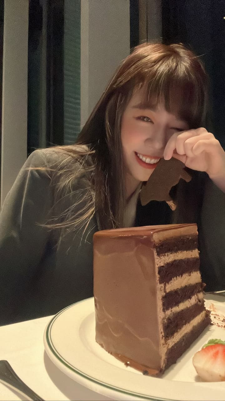 生日餐吃比臉大的巧克力蛋糕🥰 - 國立臺灣大學 吃貨學系 (@ej._.chen) | Dcard