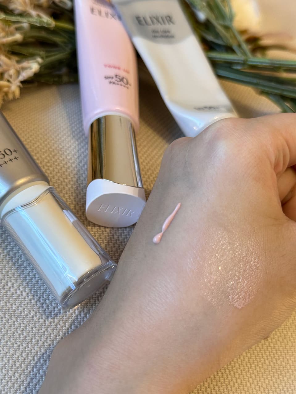 💗ELIXIR怡麗絲爾新防曬小粉管～V.S.小金小銀 - 美妝板 | Dcard