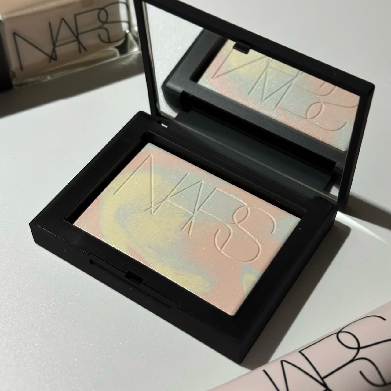 #開箱 NARS裸光幻彩蜜粉餅(月光版幻彩小白餅) - JULIANA🖤 (@yichen225) | Dcard