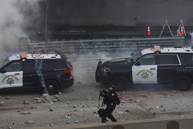 洛杉磯衝突升級！軍警對外媒記者開槍 她中彈畫面曝 - SETN三立新聞網 (@setn54) | Dcard