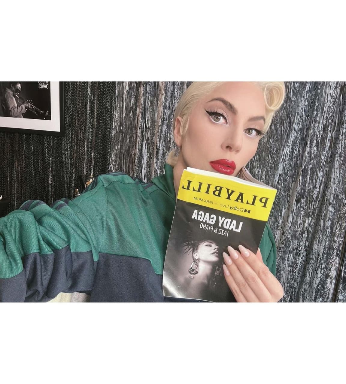 女神卡卡 Lady Gaga (9/1) IG更新：「寶貝們 我們在拉斯維加斯的開場演出還有 1 小時 16 分鐘，直到我們粉墨登場🖤🎺 ...
