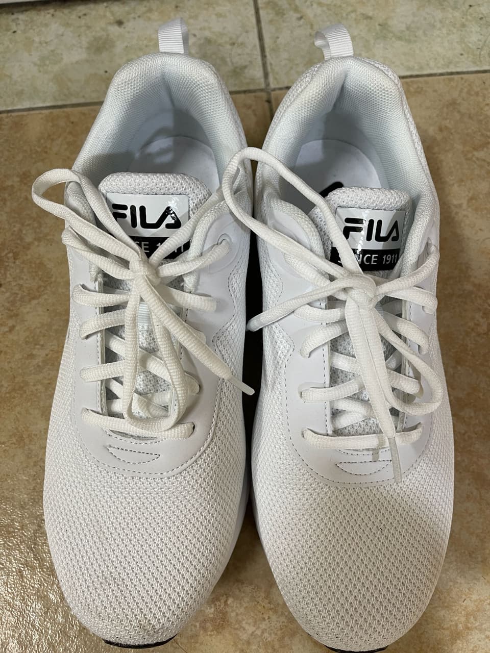 半價售FILA 27cm 白色休閒跑鞋 - 金門大學板 | Dcard