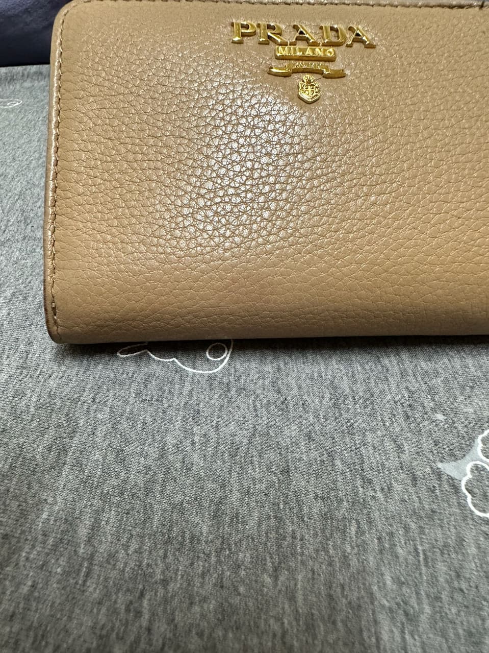 #我要賣 已售出Prada 奶茶色短夾（有盒、紙袋） - 二手交易板 | Dcard