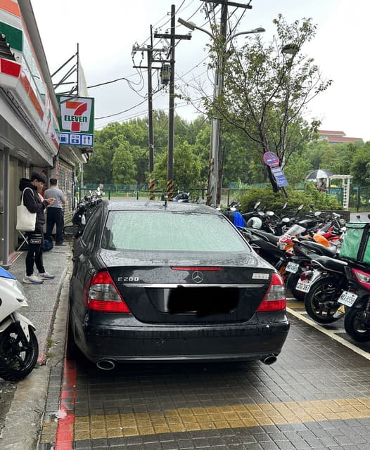 這台車該檢舉嗎？ - B13-7 留言 | Dcard