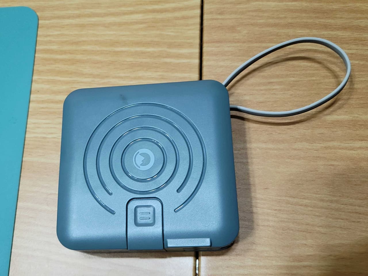 #推薦 一次能充5台設備的 MOZTECH 萬能充 PRO 行動電源 - user2ccl75 (@ccl75520) | Dcard