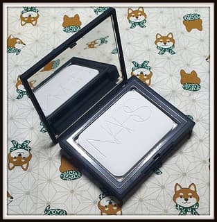 口罩上妝必備 NARS 裸光蜜粉餅 - 美妝板 | Dcard