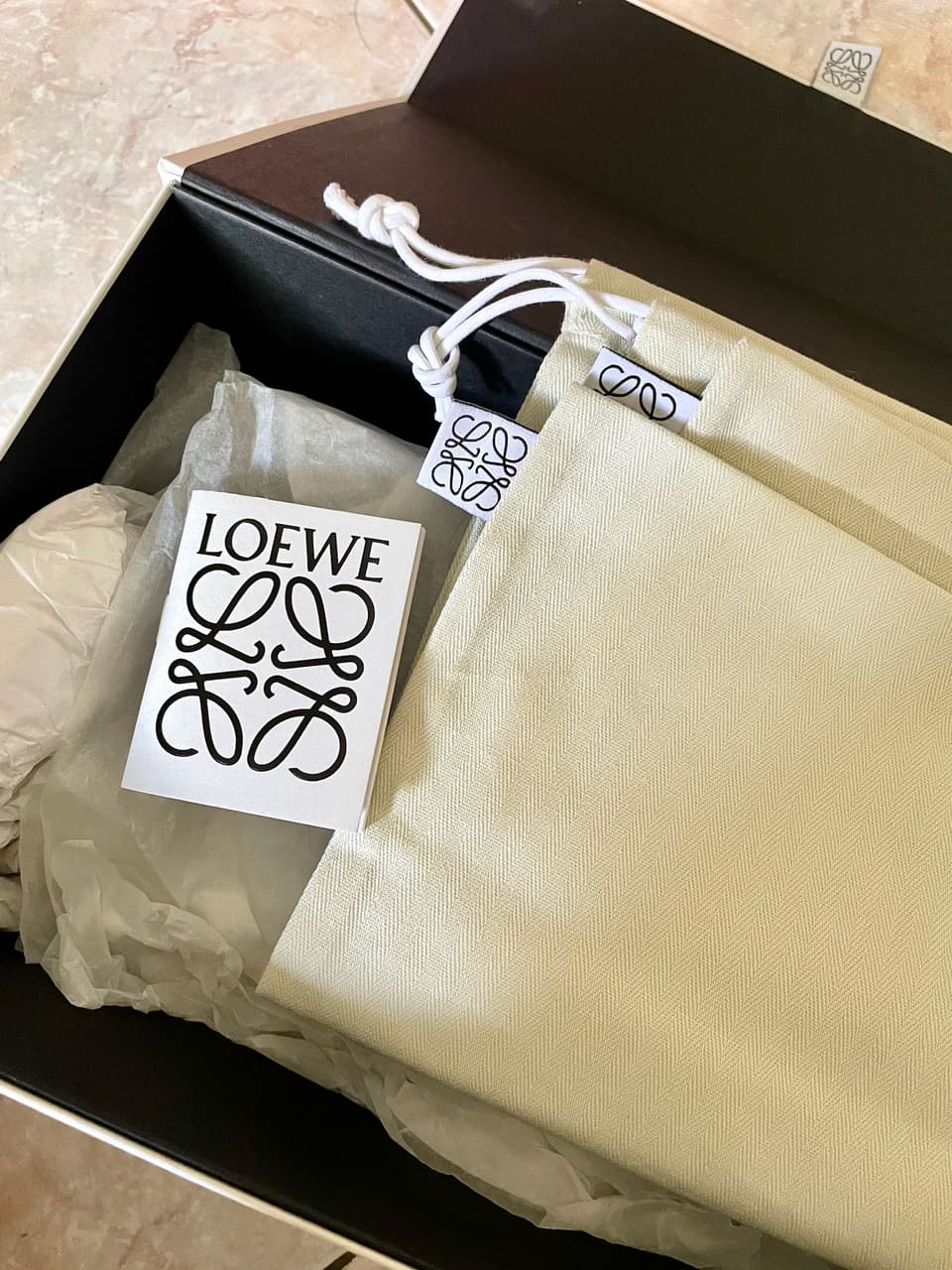 #我要賣 （售出）全新正Loewe 餅乾鞋 - 二手交易板 | Dcard