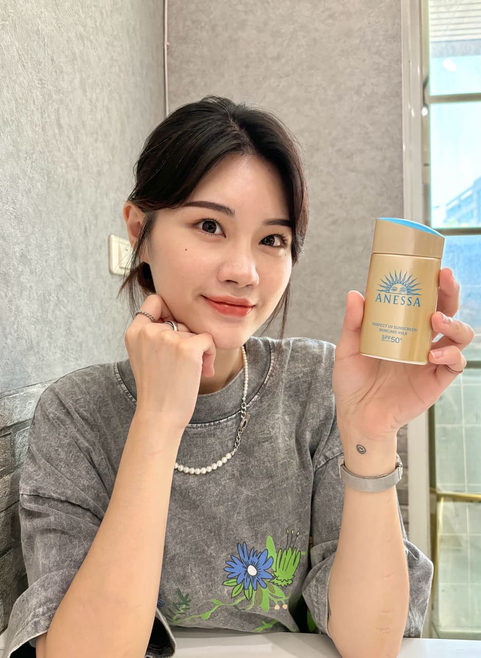 為什麼夏天妳還這麼白！？因為我有小法寶！ANESSA 安耐曬 金鑽高效防曬露NA 5X版 - 美妝板 | Dcard
