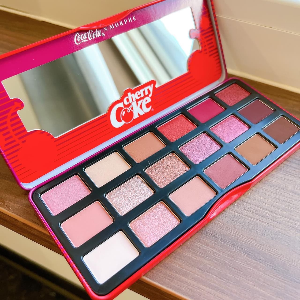 #試色 #眼影盤 Morphe x CocaCola 聯名 - 美妝板 | Dcard