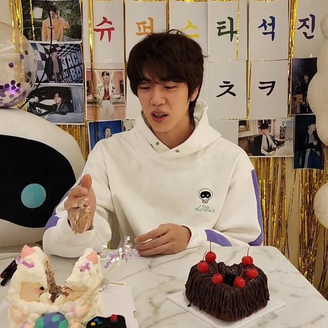 防彈少年團Jin在生日紀念直播中切蛋糕 [theqoo] - 葵花田 (@archive_7) | Dcard