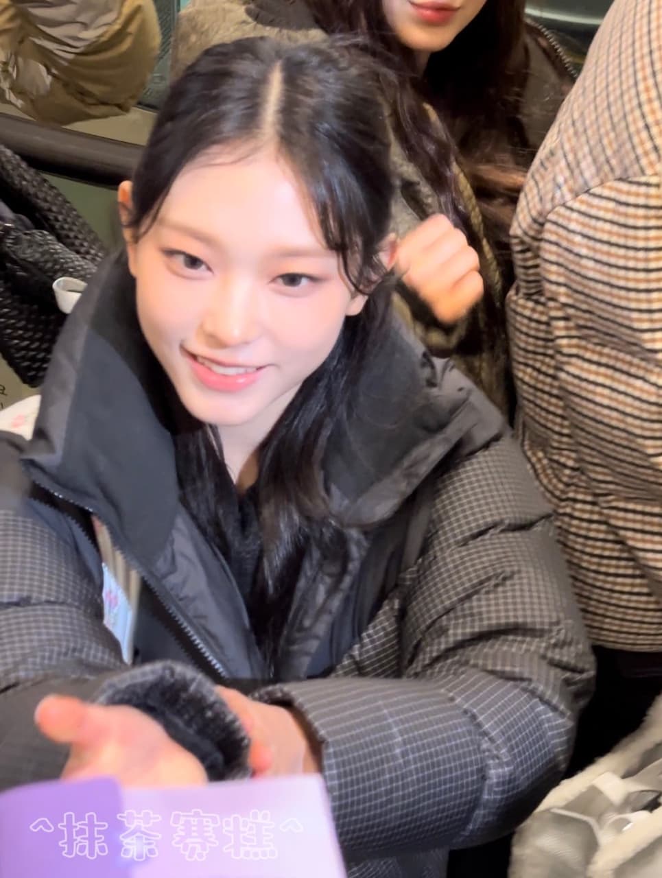 #分享 【The qoo HOT】雙手接粉絲信的NewJeans Haerin - NewJeans板 | Dcard