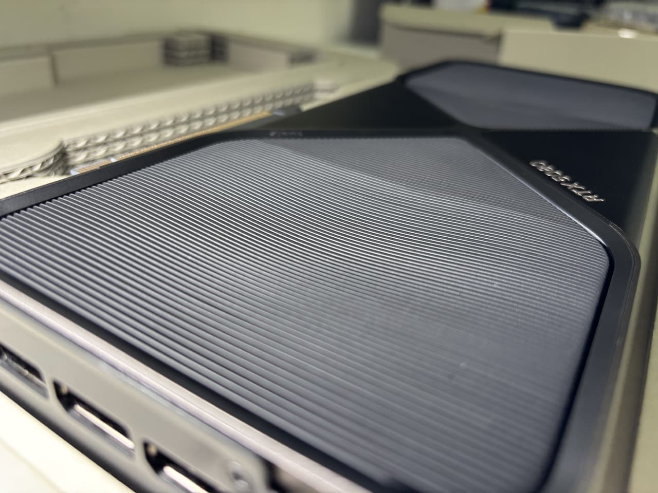 【開箱】「工業藝術品！小機殼不想錯過的愛卡～」NVIDIA GeForce RTX 5080 Founders Edition 創始版 - 3C板 | Dcard