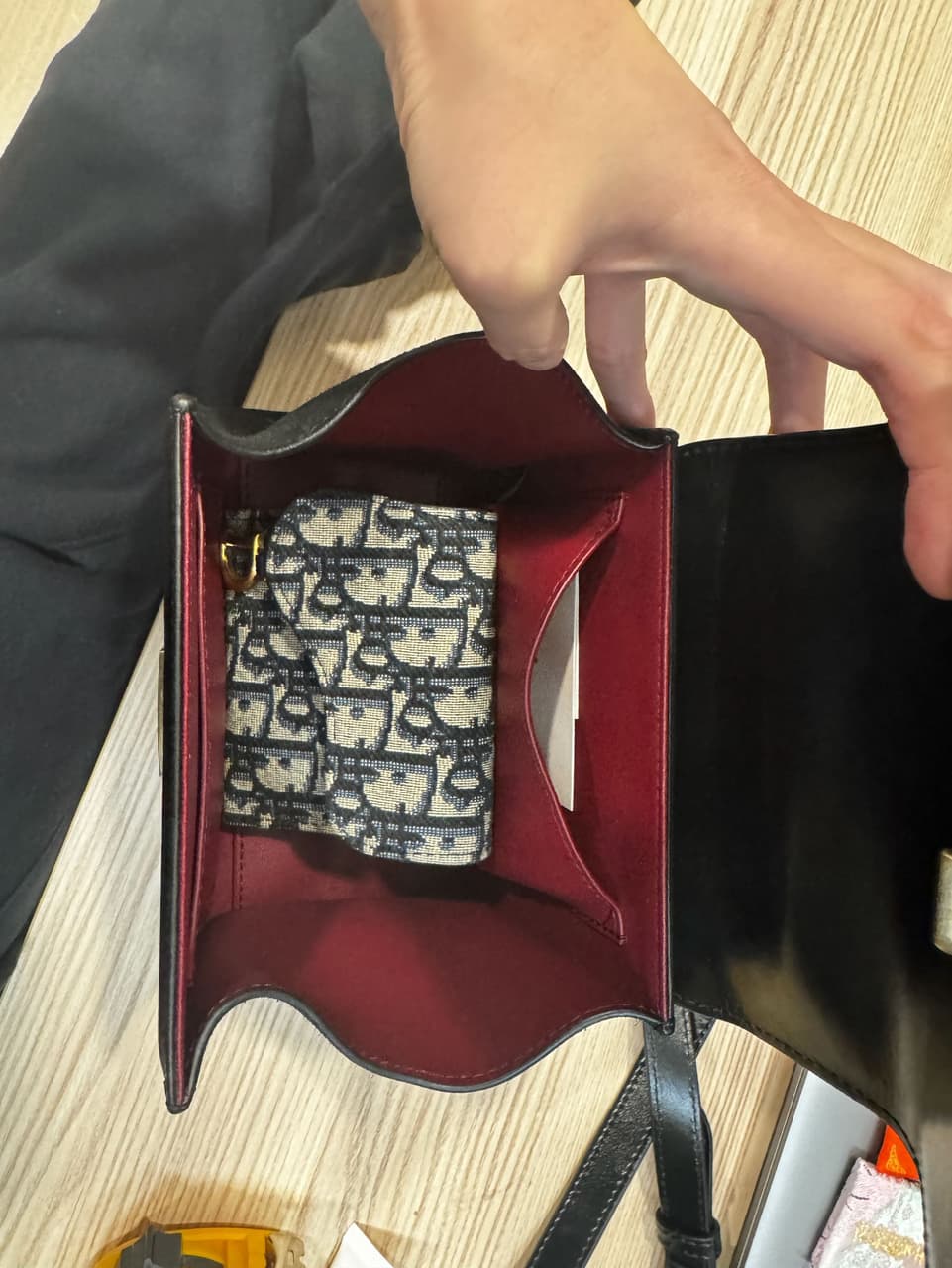 #我要賣 （已售）TAMMY & BENJAMIN 側背包 - 二手交易板 | Dcard