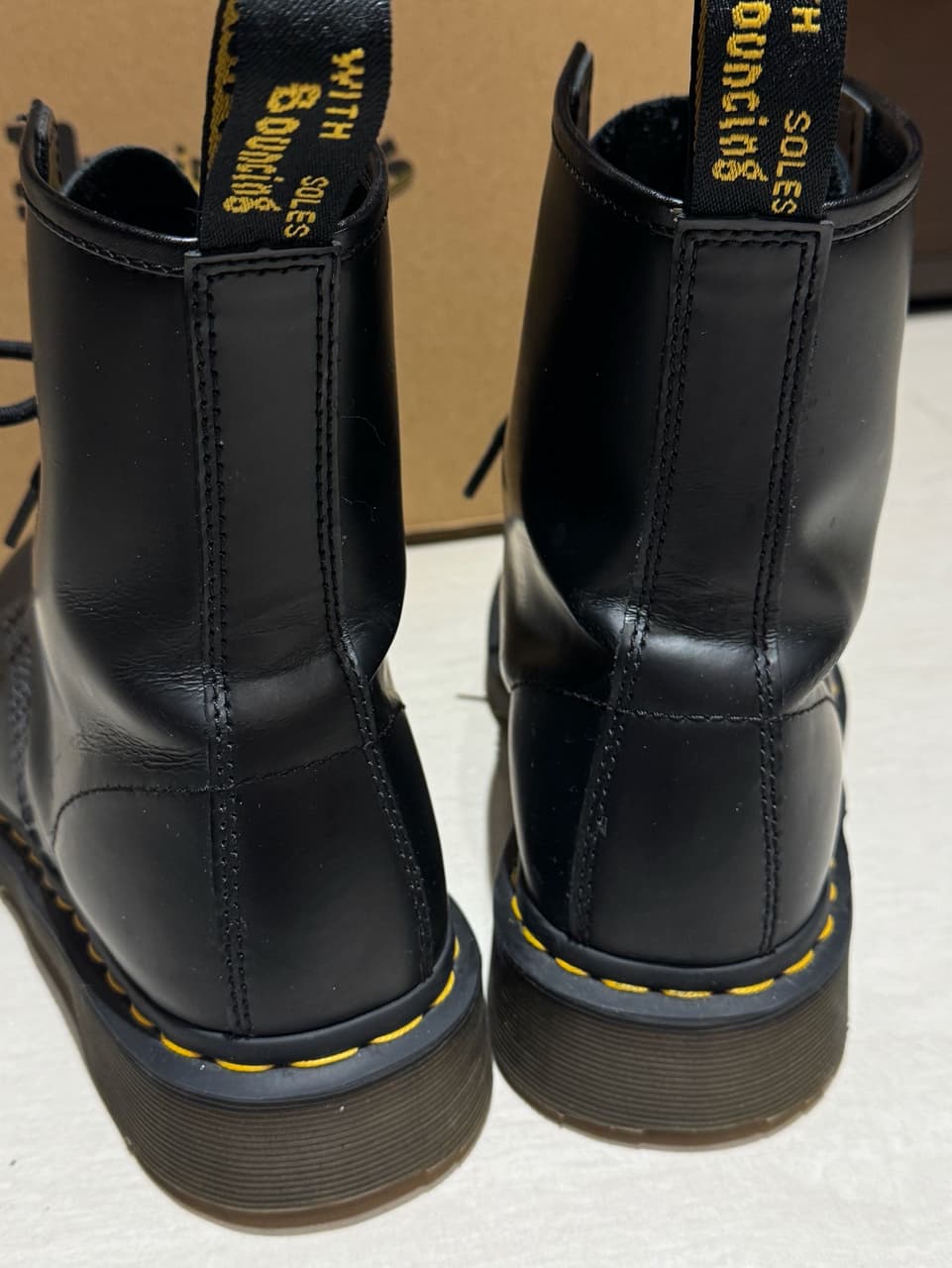 #我要賣 Dr.Martens 馬汀 1460 SMOOTH 硬皮平底8孔綁帶短筒靴 UK6（售出） - 二手交易板 | Dcard