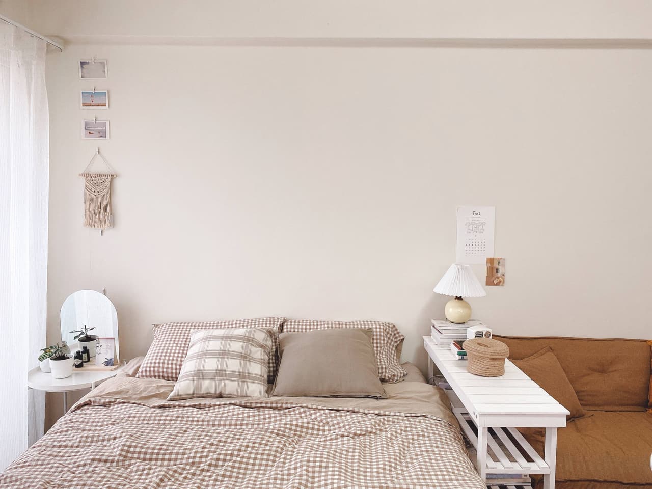 𝐖𝐡𝐚𝐭'𝐬 𝐢𝐧 𝐦𝐲 𝐫𝐨𝐨𝐦 韓系復古風萬元租屋改造！能好好在家工作的八坪小套房 🌼 - B95 留言 | Dcard